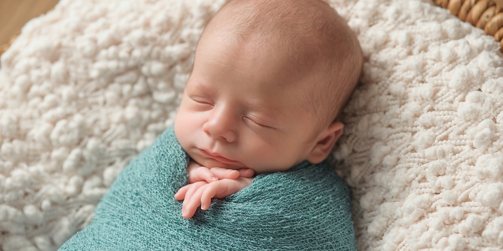 How to Swaddle your Baby (with Video!) - Savor It Studios